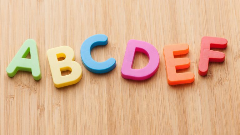 Como surgiu o alfabeto? veja a evolução das letras até chegar ao modelo ...